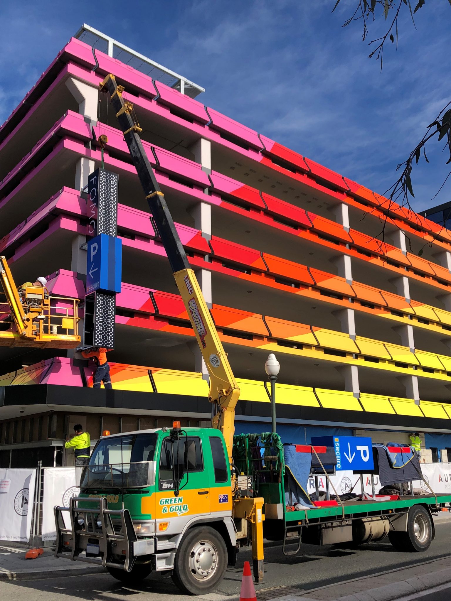 Green & Gold Hiab with a Bright Sign Install Assist! - Green and Gold ...